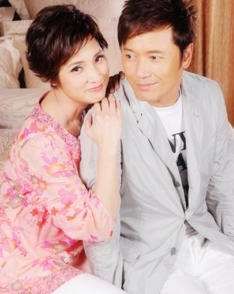 Miao Qiaowei and Qi Meizhen hold hands - iNEWS