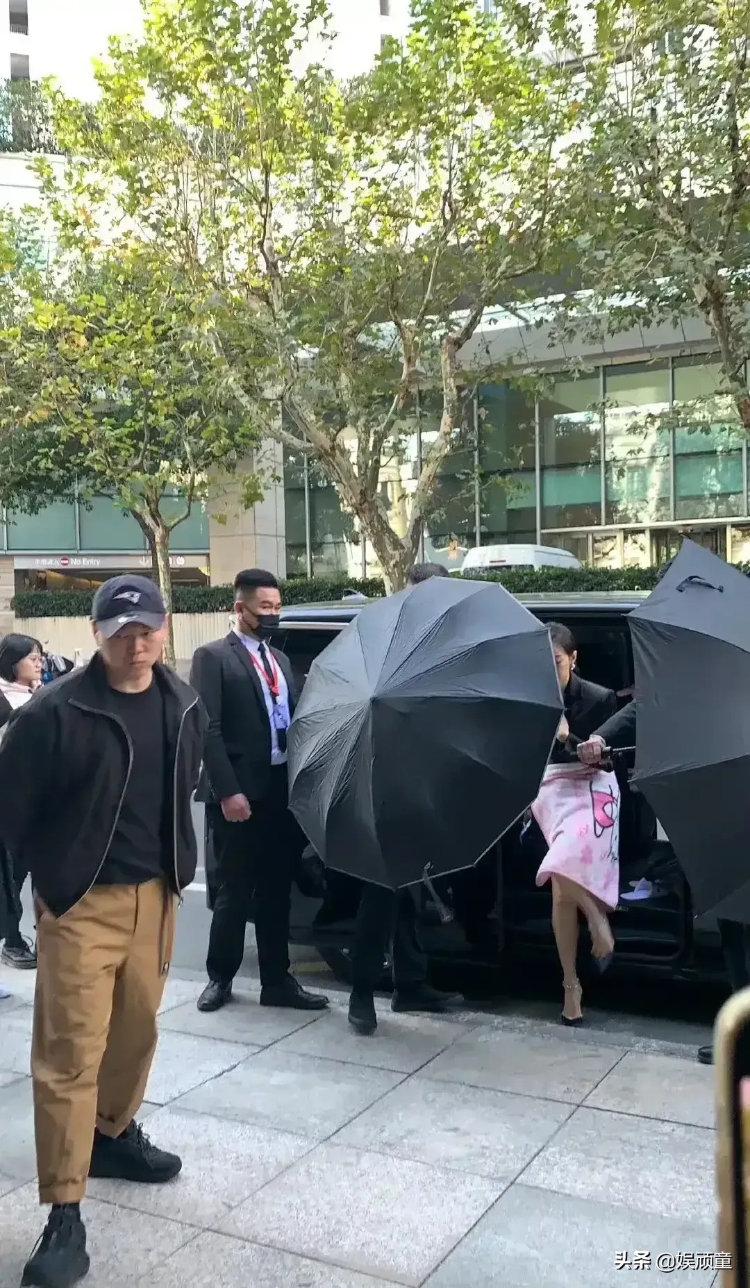 When Victoria Song meets an embarrassing moment when she is out of the ...