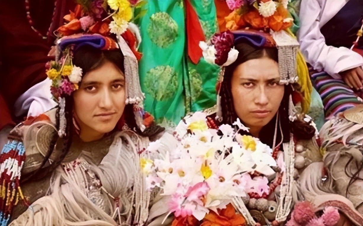 There is a mysterious tribe in the Himalayas, with flowers on their ...