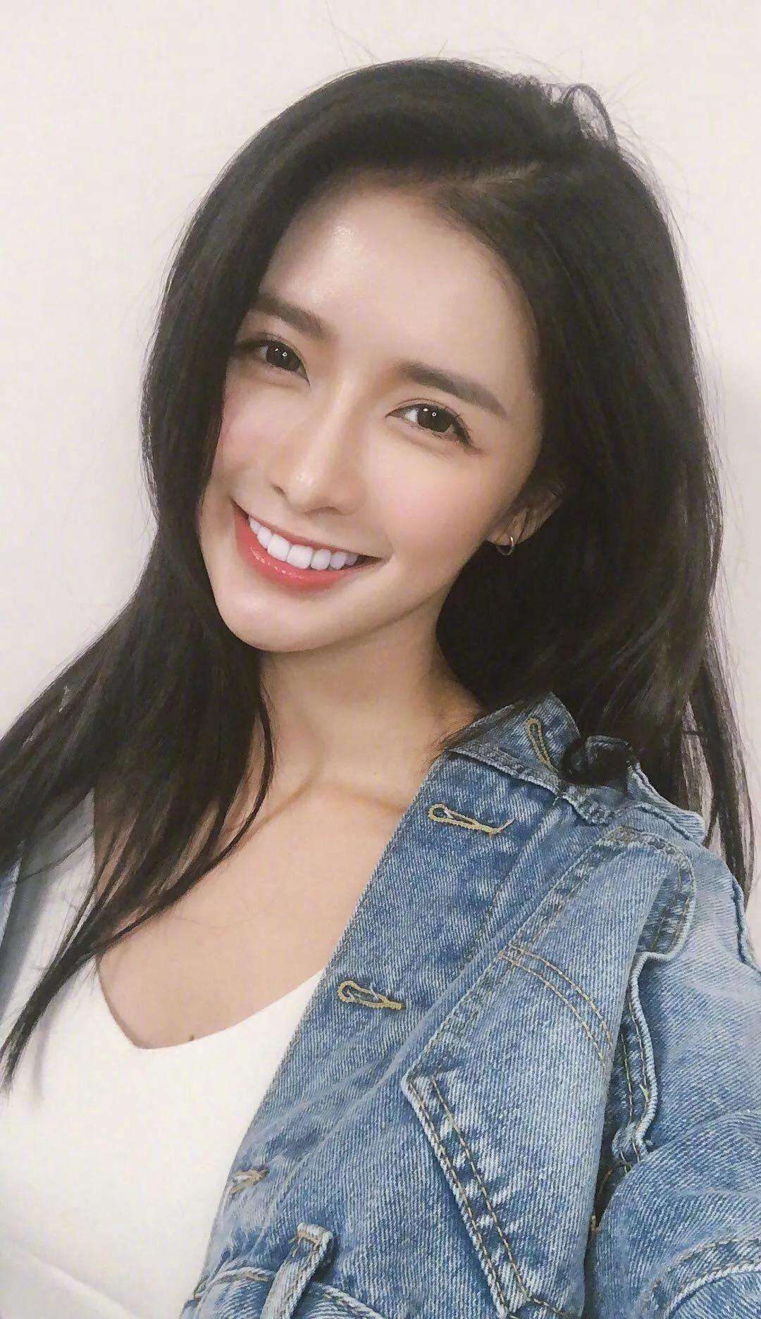 Wang Dalu Cai Zhuoyi hugged in the street - iNEWS