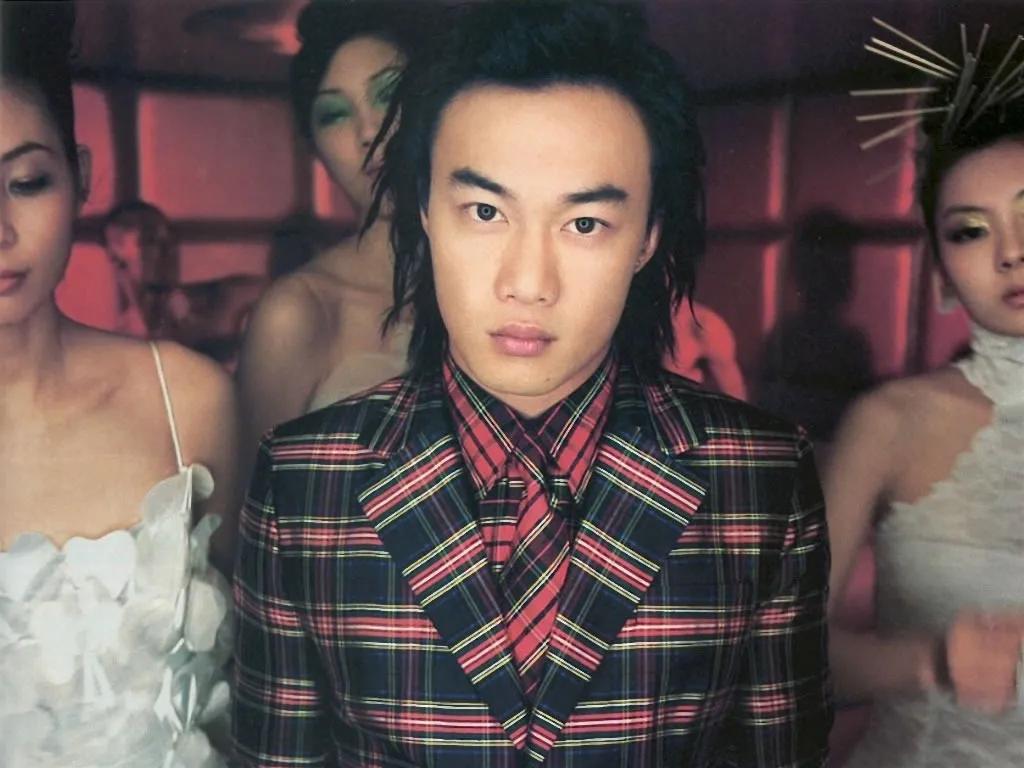He is the song god Eason Chan, and also the funny Eason - iNEWS