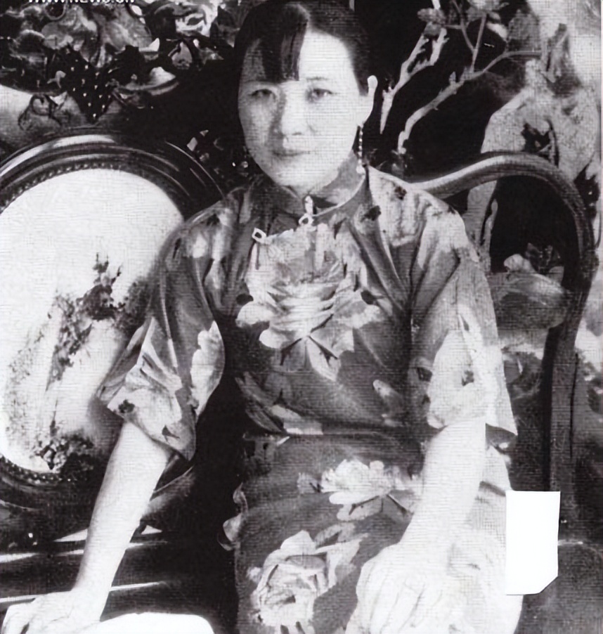 In 2003, 106-year-old Song Meiling cried in front of Song Ziwen's tomb ...