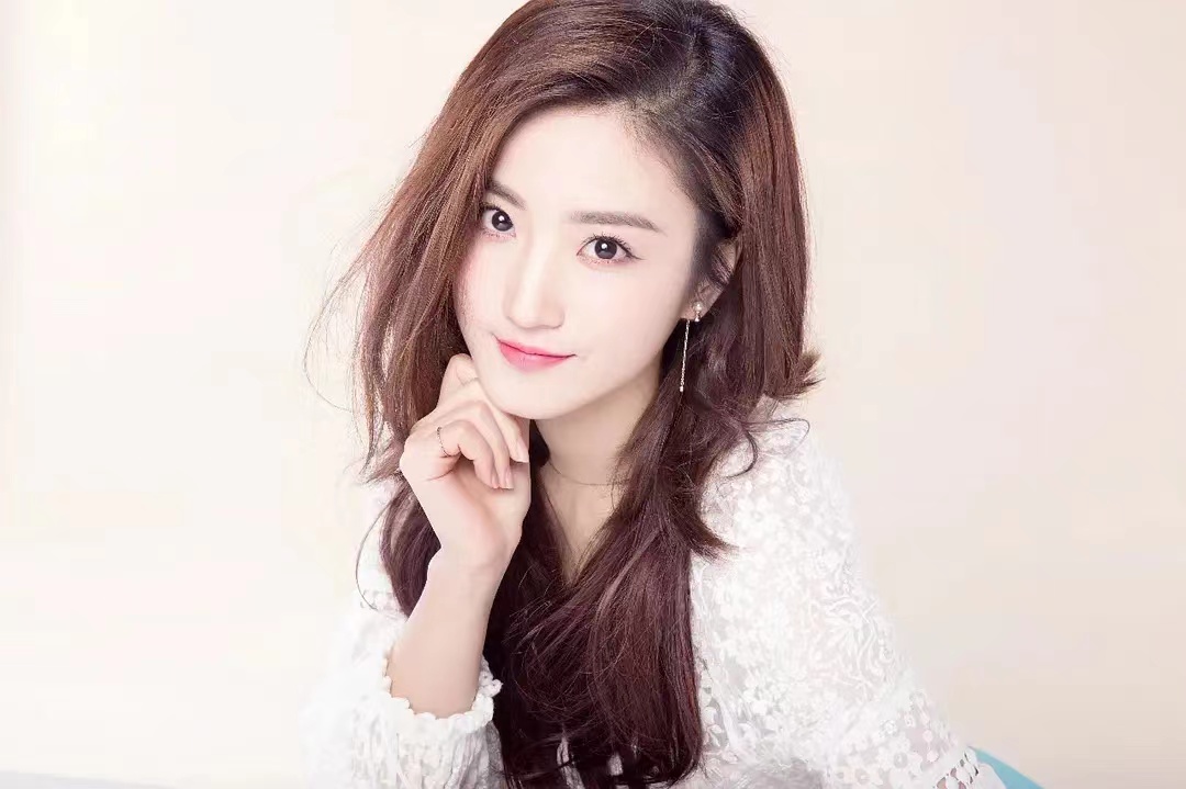 The girl who has no sense of existence in "Moon Rising to the Sea" has ...