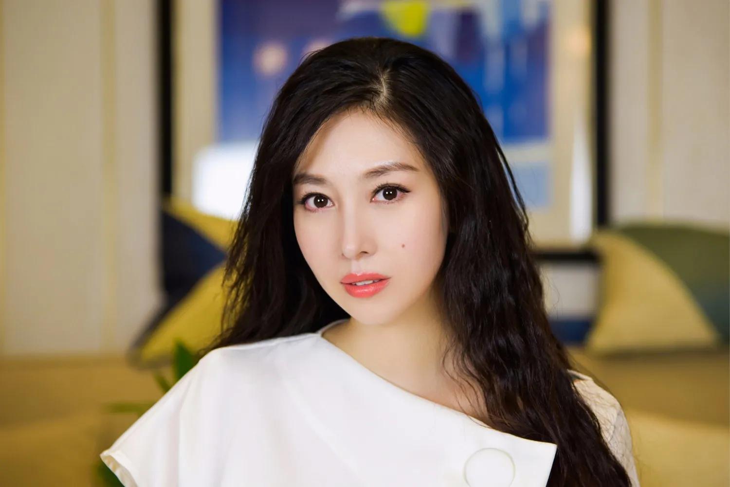 Jia Xiaochen: gentle and generous, charming and charming, full of charm - iMedia