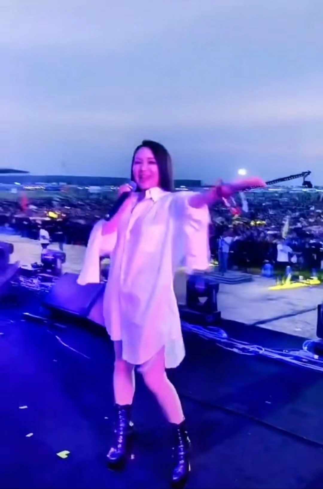 Zhou Yanhong sings in the open air in Shanghai, wearing cool and ...