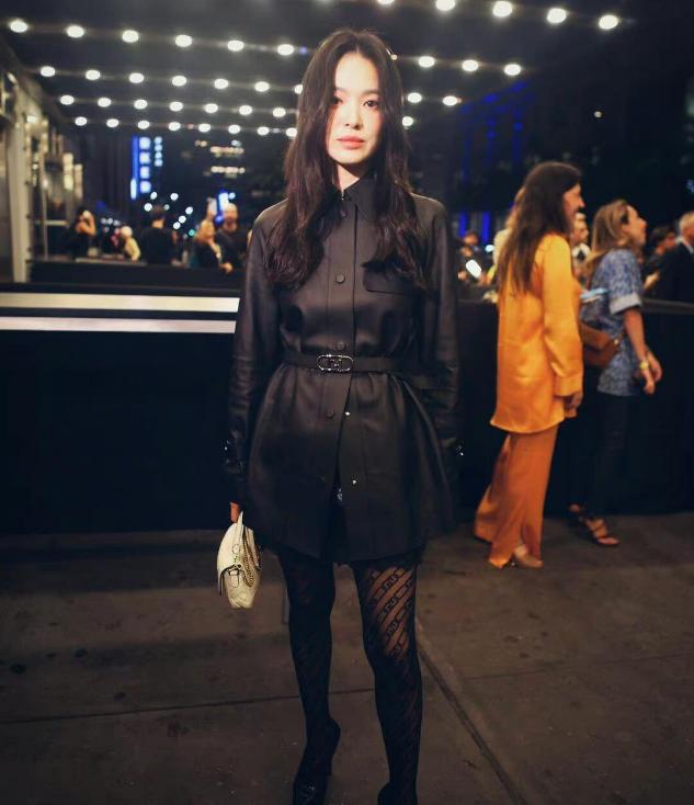 Black stockings on the wall with a tunic shirt, Song Hye Kyo turned ...