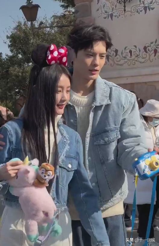 Disney ran into Li Yitong and Bi Wenjun, hugged her waist and took a photo of the couple, the ...