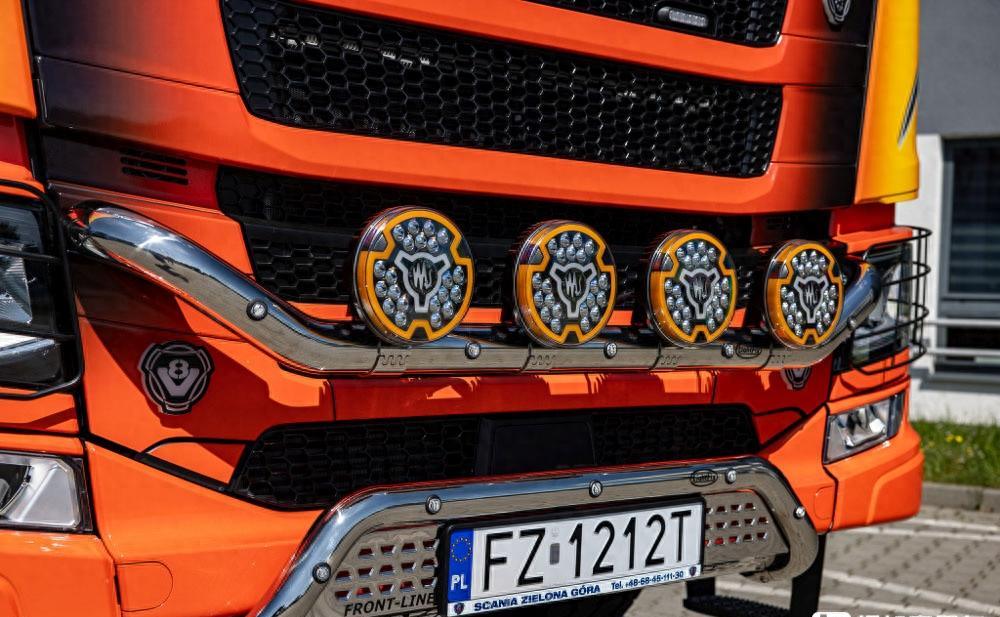 The only one! Customized appearance or V8 power, real shot of Scania ...