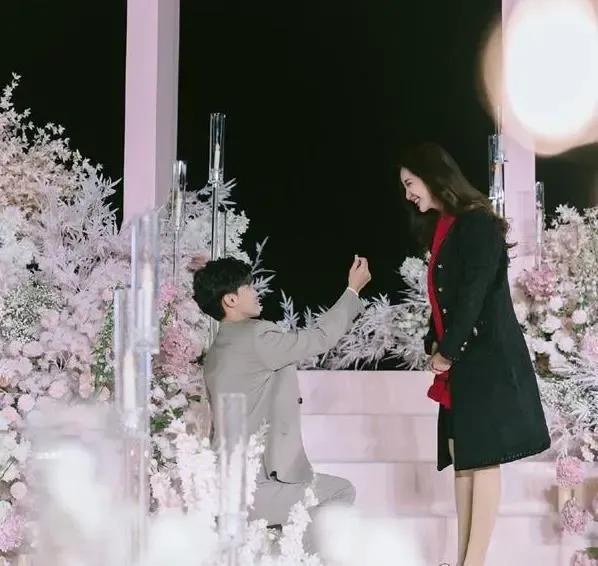 Tang Zi and Kang Xin's big wedding: The groom turned around for a ...