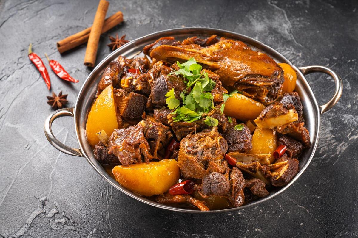 Stewed goose in iron pot is the favorite of Northeast people. The ...