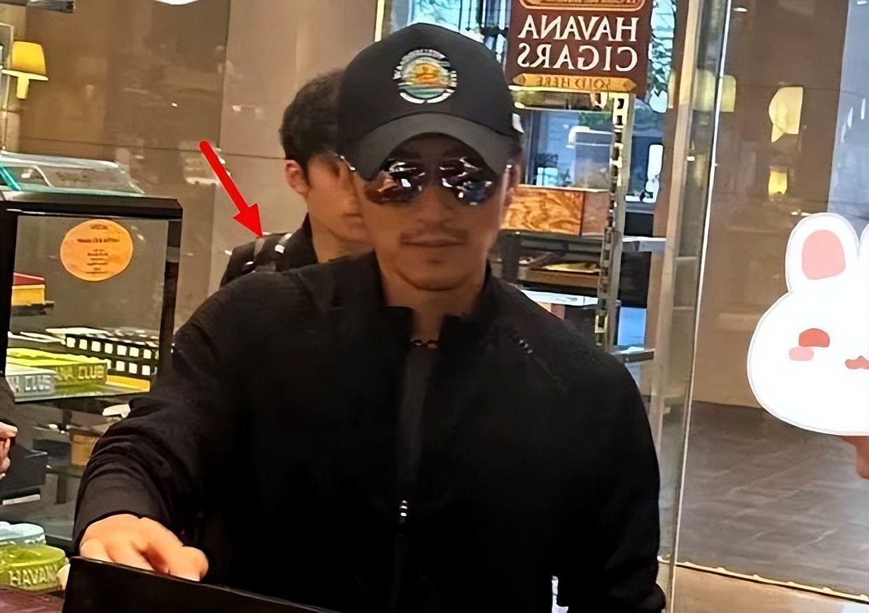 Nicholas Tse took his eldest son to go skiing, Lucas' curly hair bumped ...