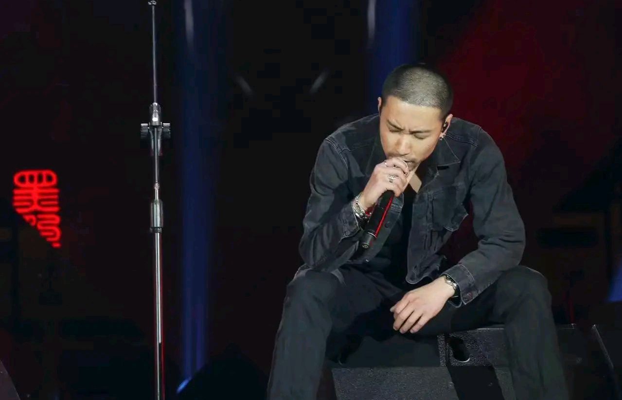 How does Xiang Yahong, the new lead singer of Black Panther compare to ...