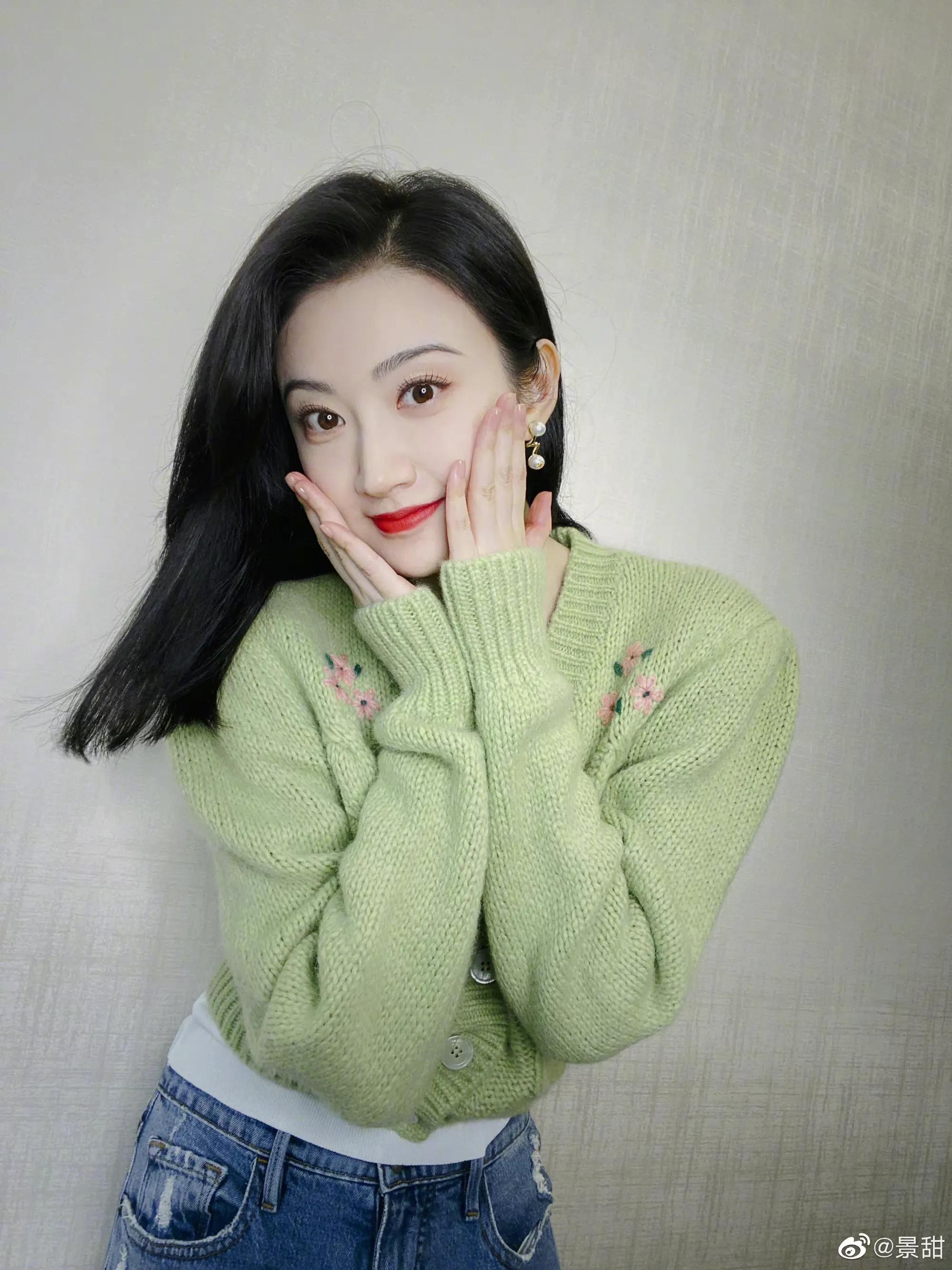 Jing Tian is happy to take photos to celebrate the beginning of summer ...