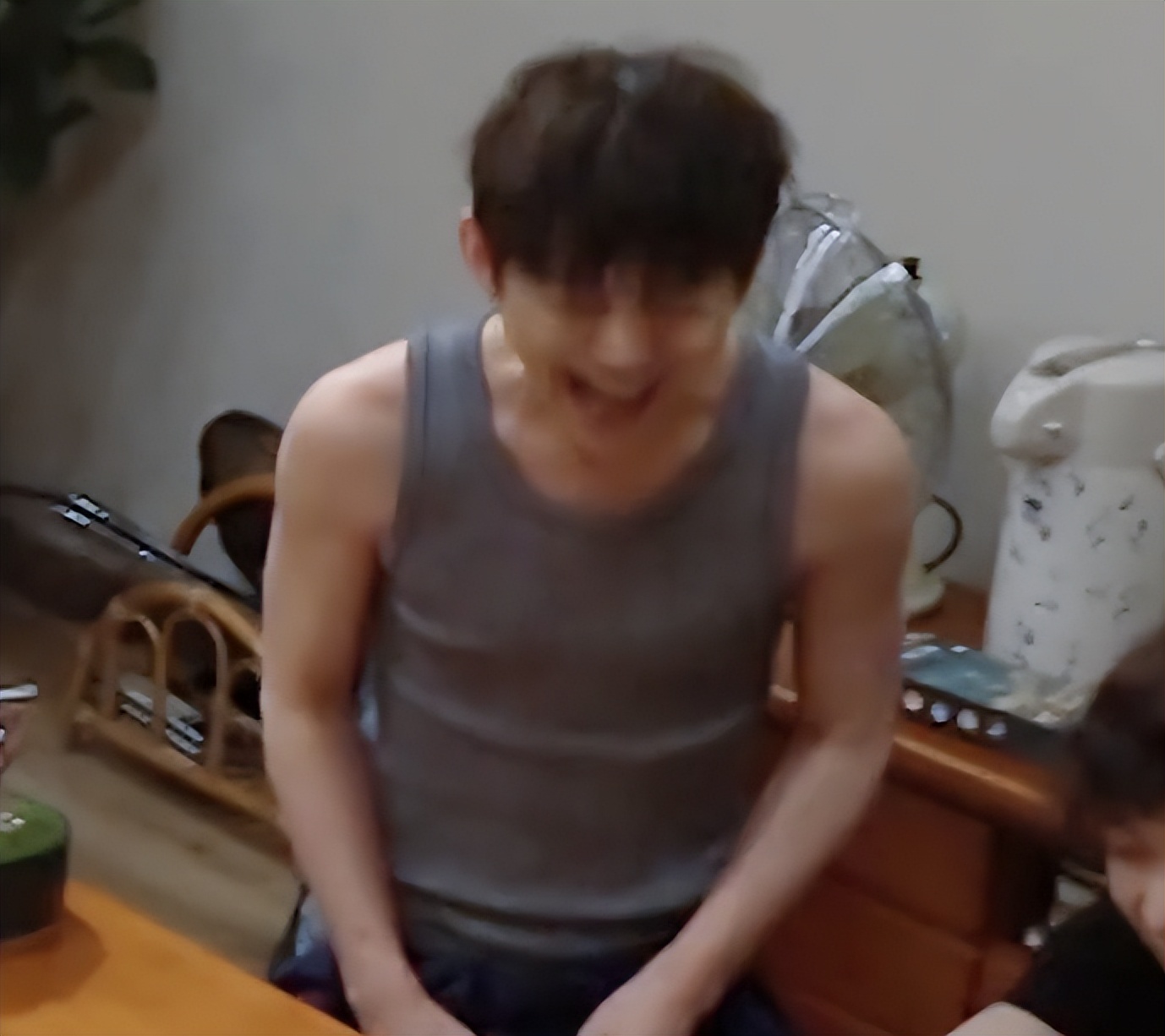 He Jiong, 48, has obvious muscles in his arms, but Liu Haoran, 24, has a belly. - iNEWS