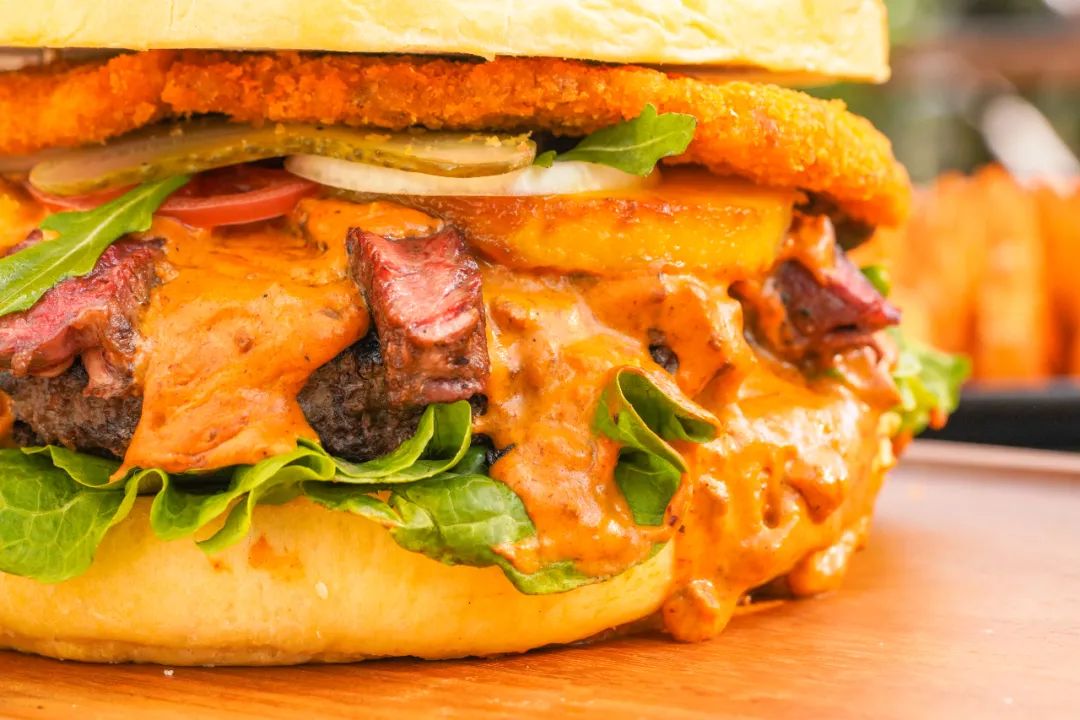 Mouth-watering giant cheeseburger - iNEWS