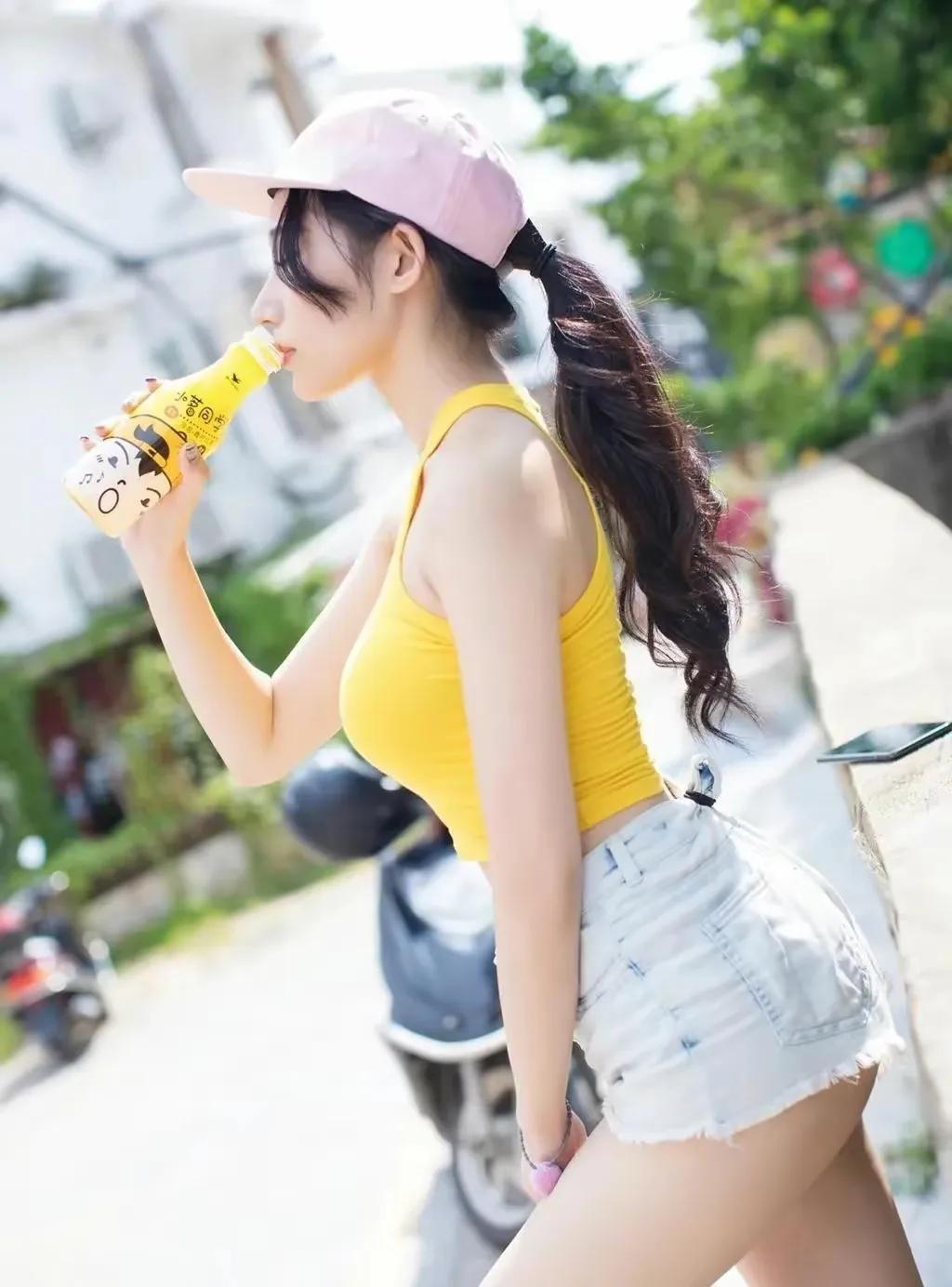 Yellow suit, very nice - iNEWS