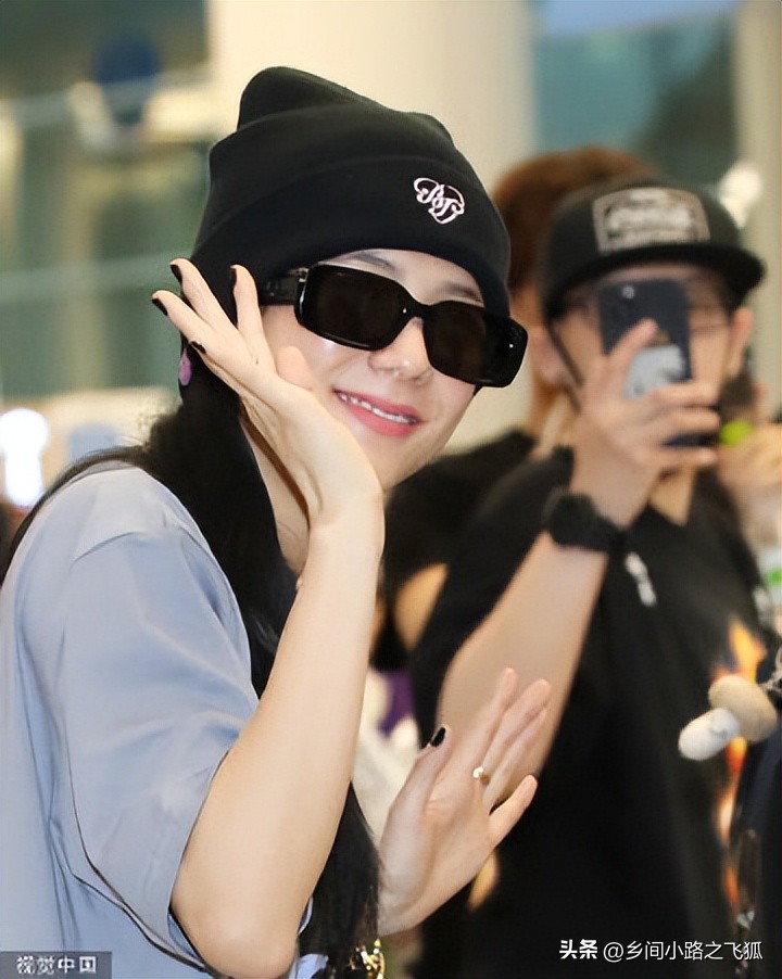 Jennie, Park Chae-young, and Kim Ji-soo arrived at Incheon Airport ...
