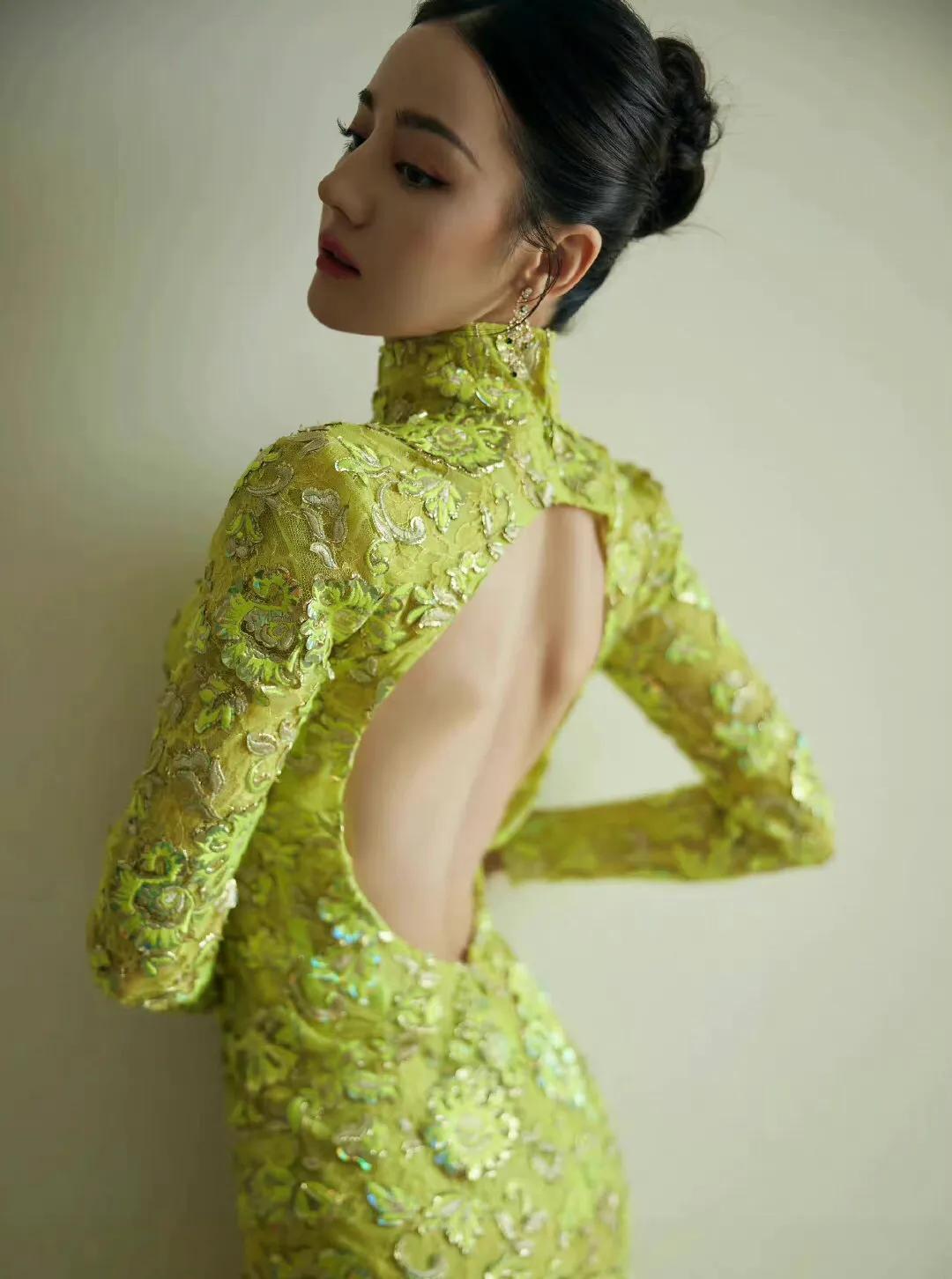 Dilireba's golden backless cheongsam photo - iNEWS
