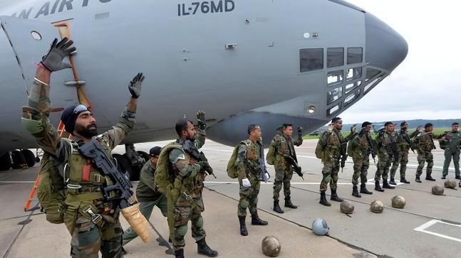 The parachute jumping performance of the Indian Army paratroopers ...