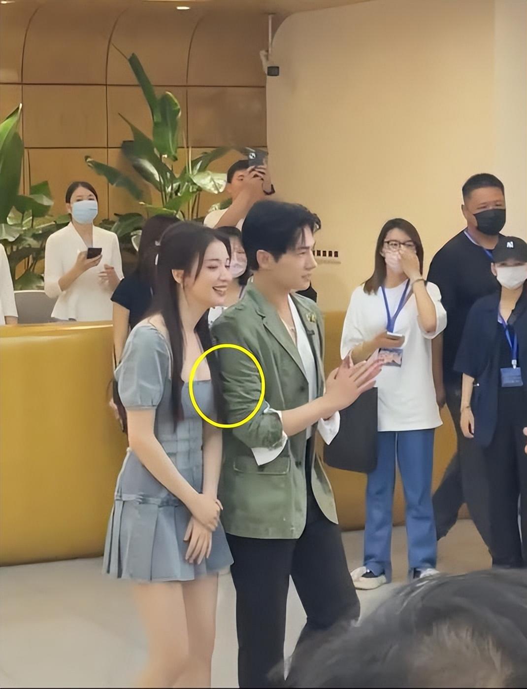 Yang Yang and Wang Churan sweep the building to promote the new drama ...