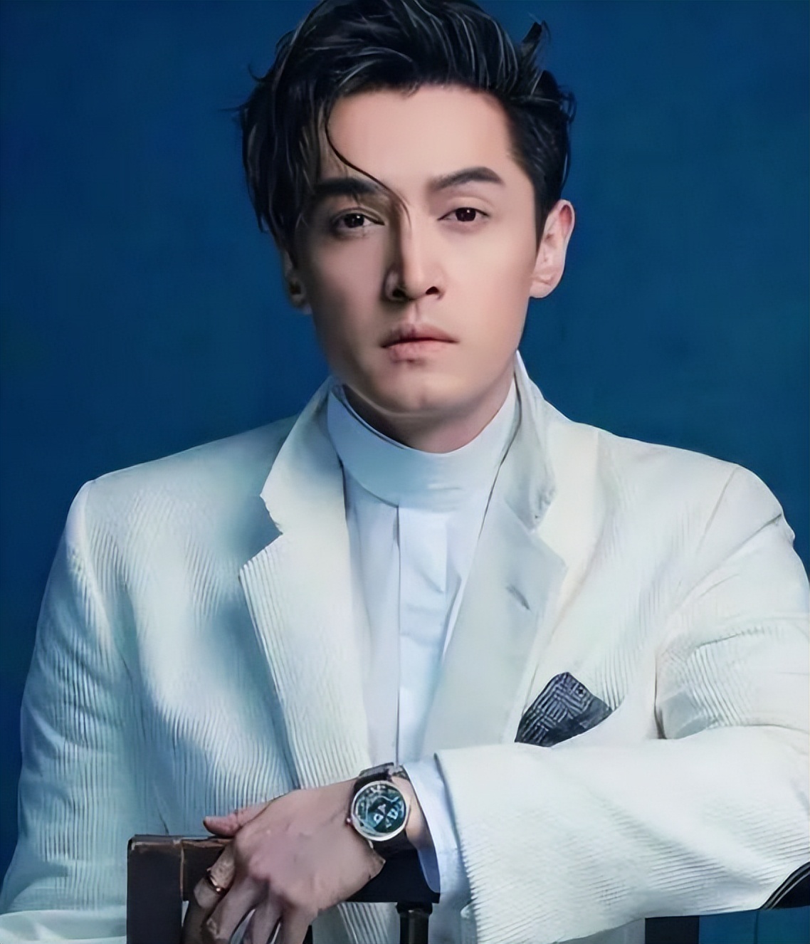 Hu Ge's wife showed up after giving birth! The short hair is neat and ...