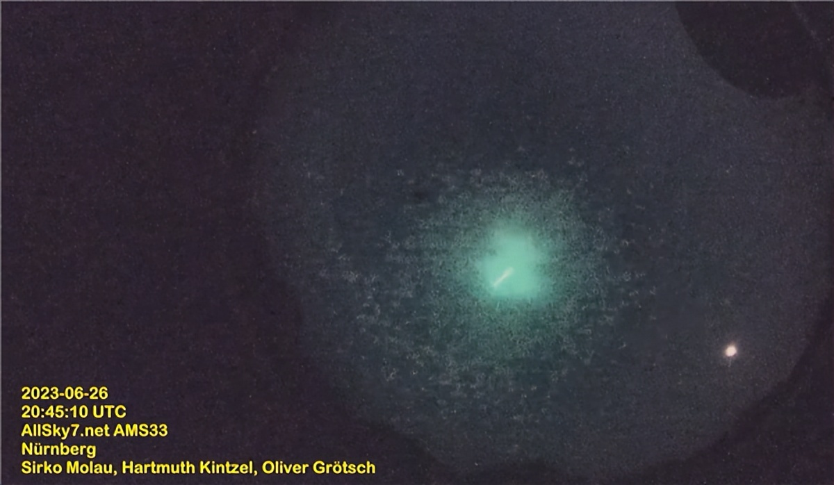 Fireball-shaped flying object appeared in Germany! It emits a dazzling ...