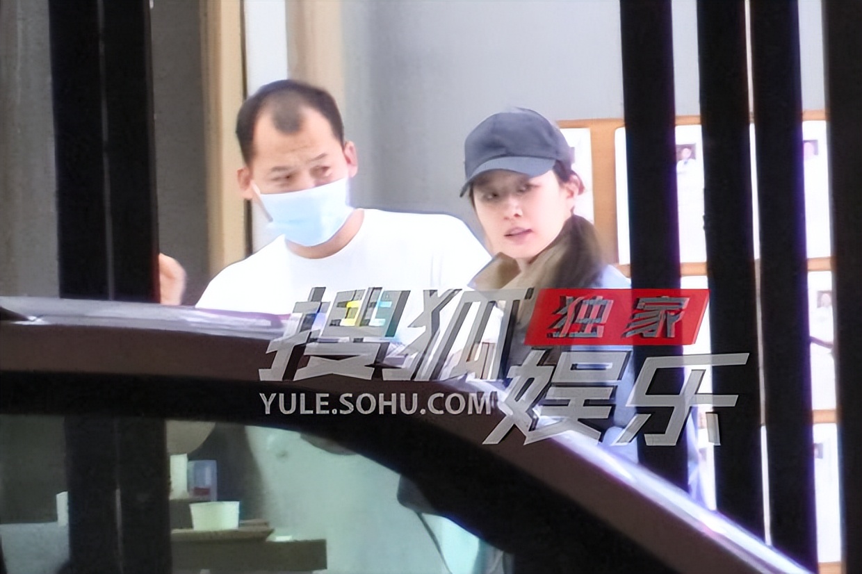 Exclusive: Liu Yifei Suyan Traditional Chinese Medicine Center doing conditioning and casual ...