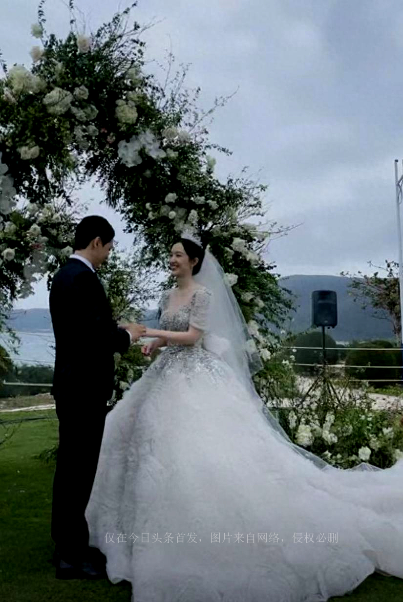 Review: The most beautiful Luo Zhi got married by the sea, she and her ...