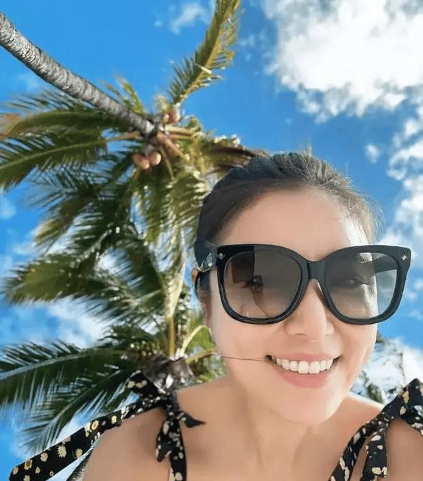 Ruby Lin posted a photo of herself in a swimsuit. She looks fair-skinned, beautiful and elegant ...