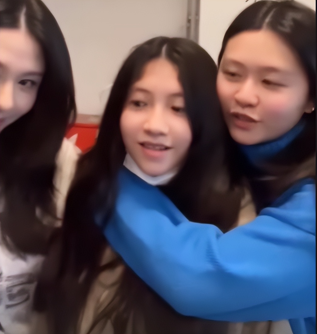 Wu Junrusha took a group photo with Qiu Shuzhen's third daughter, the ...