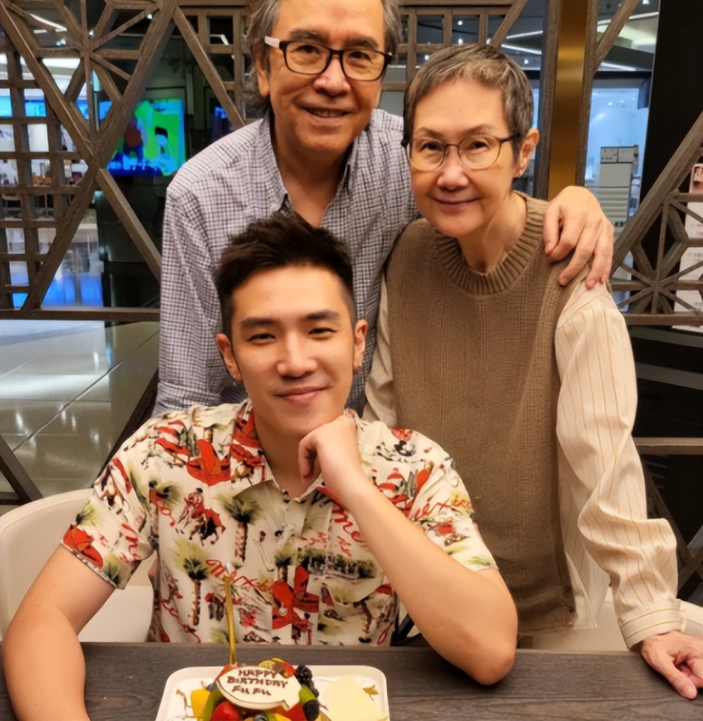 David Jiang celebrates his wife's birthday! He is still suave at the ...