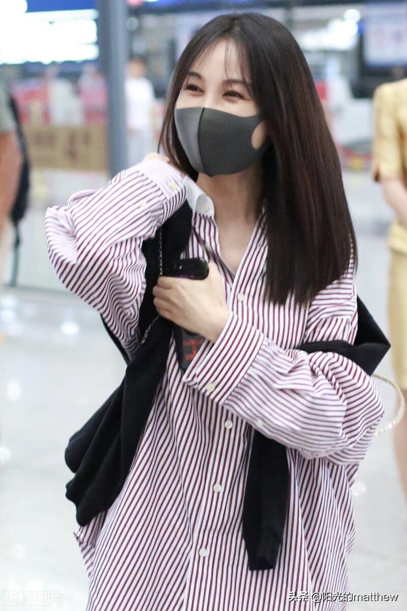 Street shooting: Li Feier has long hair, fresh and bright, and greets ...