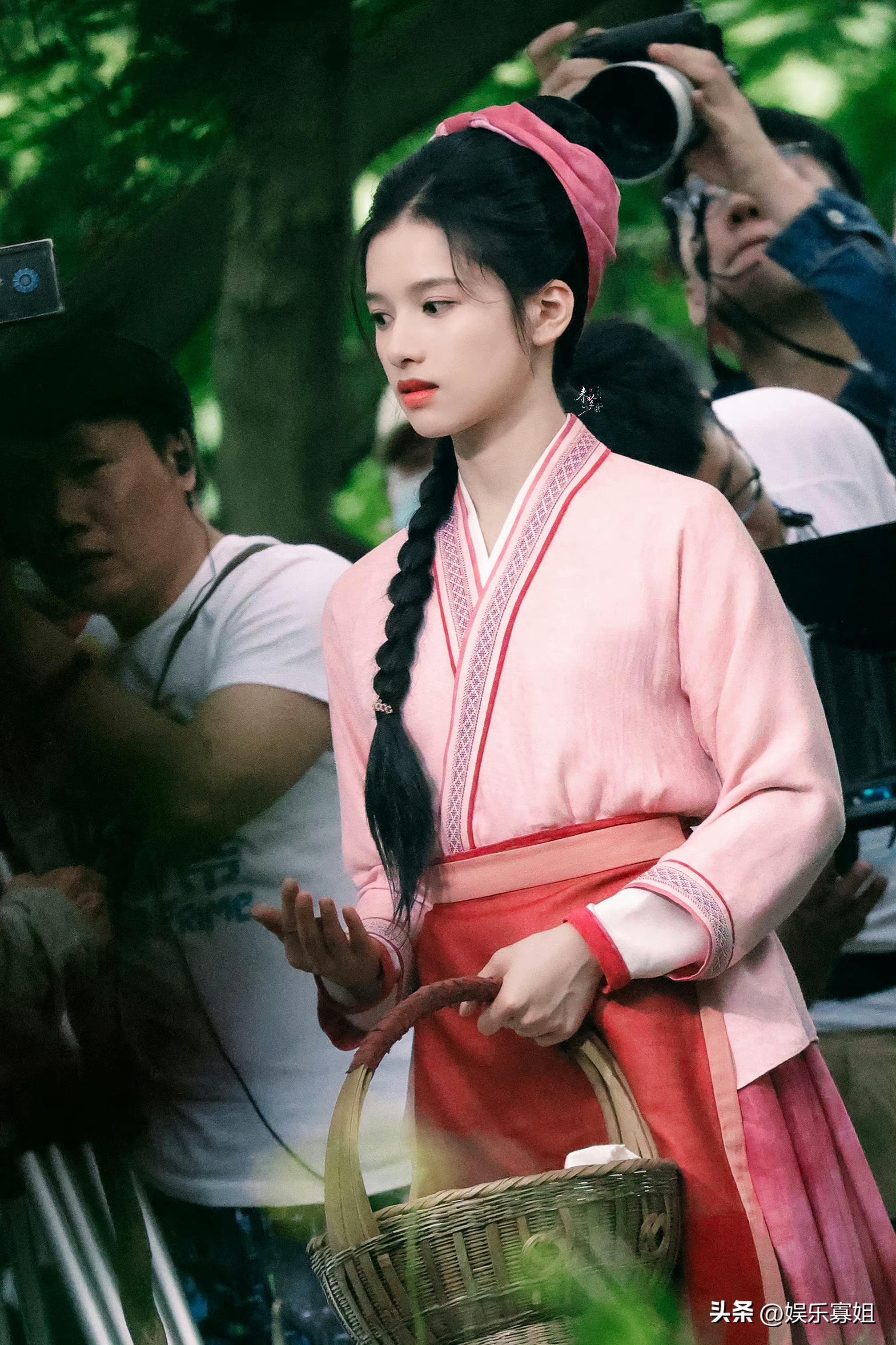 Zhang Jingyi's "Xihuazhi" was filmed by Reuters, she was dressed in a ...