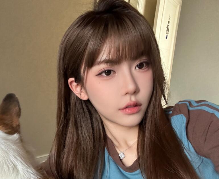 Zhou Shuyi was rarely popular during a live broadcast. She was asked by ...