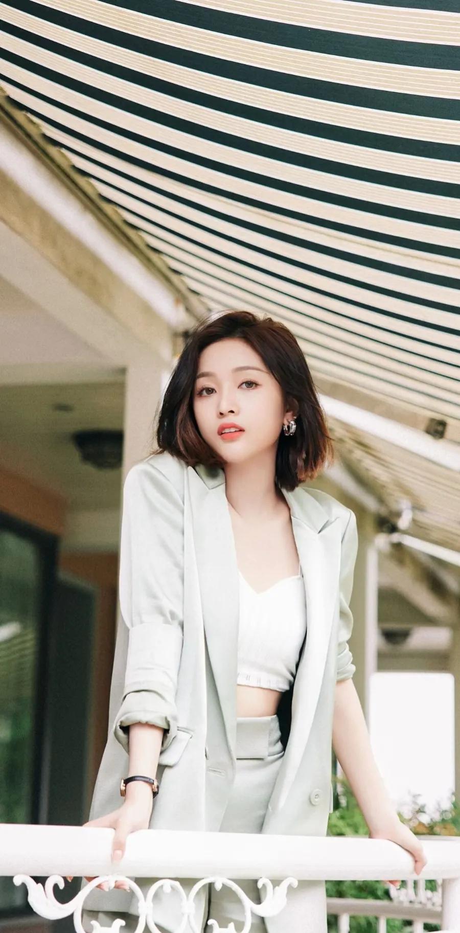 The spokesperson of Rocket Girl, Wu Xuanyi's perfect figure, long legs ...