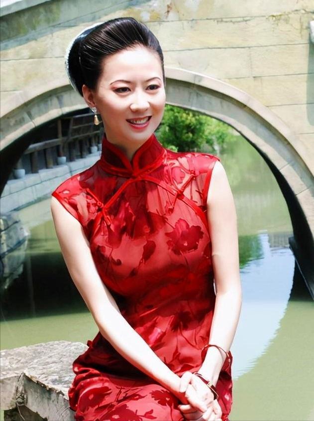 The photo shoot became popular, was abandoned by her husband, and was ...