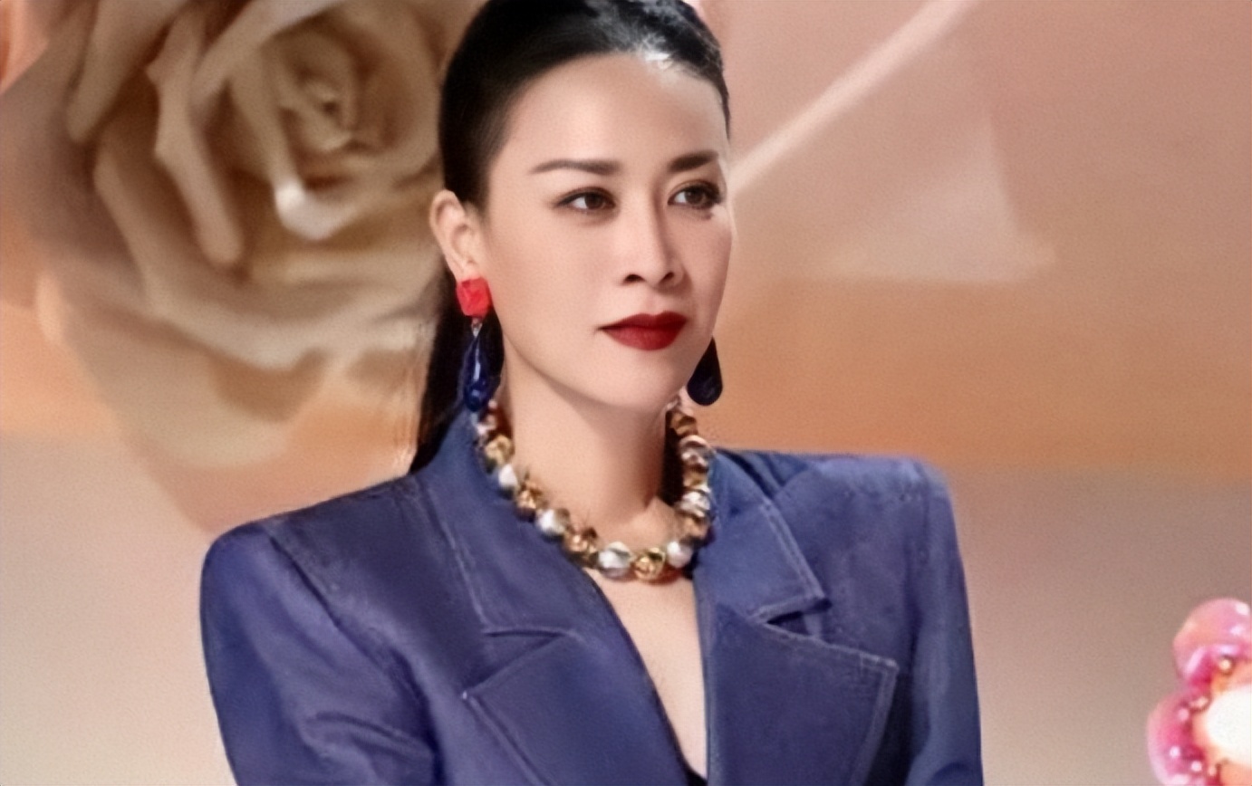 Na Ying appeared in the English Opera House, dressed as a country girl ...