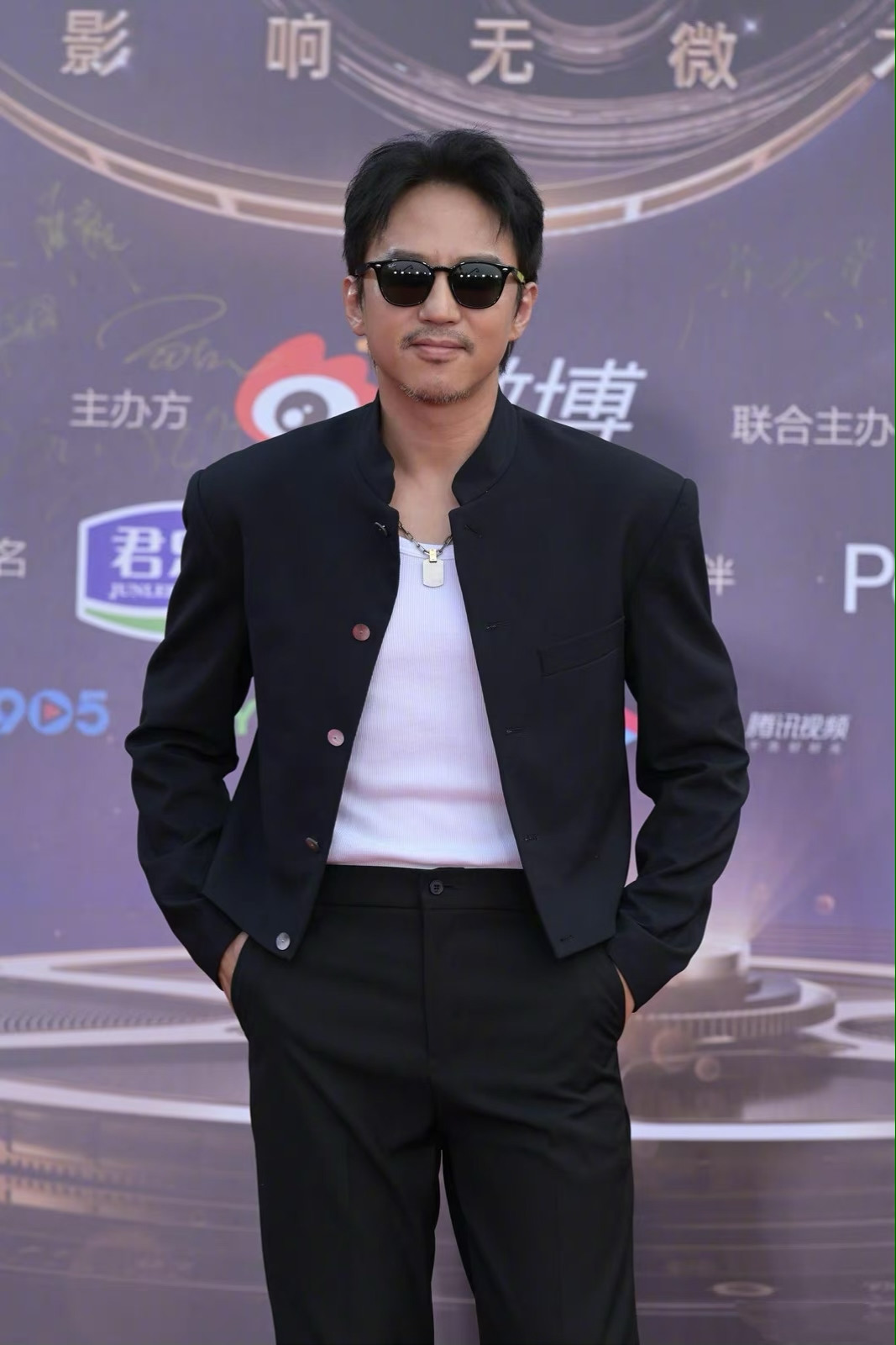 Deng Chao sprinkled sugar in a high-profile movie night, sharing the ...