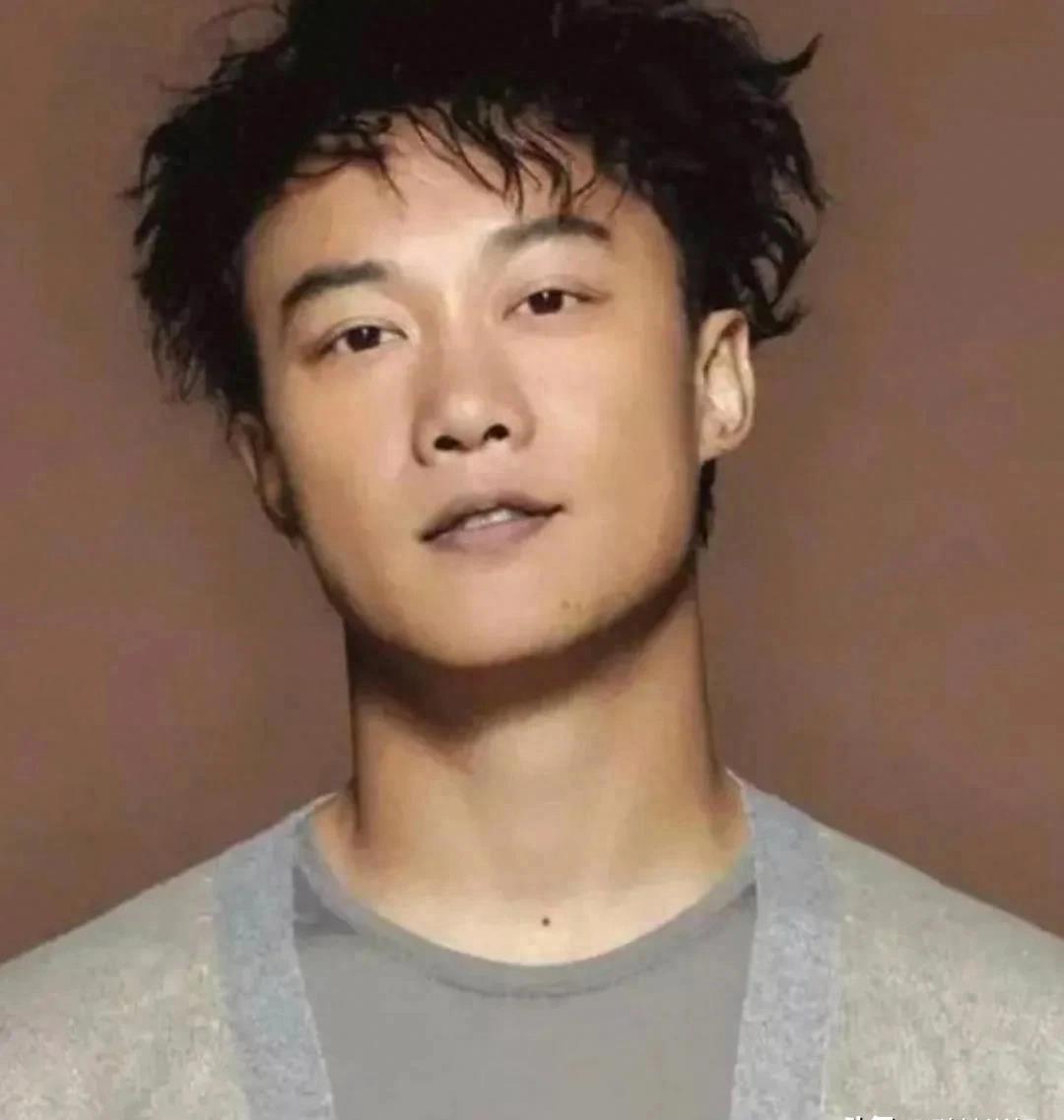 The passionate singer Eason Chan refused to speak Mandarin at the peak ...