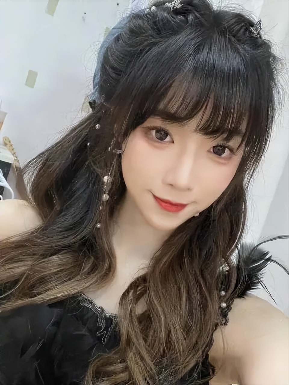 Siba Culture fired Zhu Liwei, took a video of her roommate taking a shower for her boyfriend ...