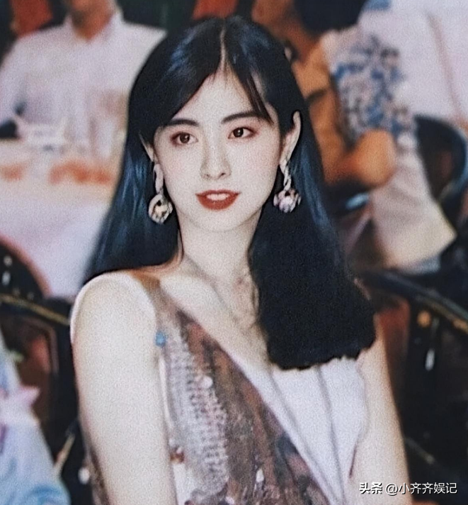 She accompanied Qi Qin for 15 years, still unmarried at the age of 55 ...