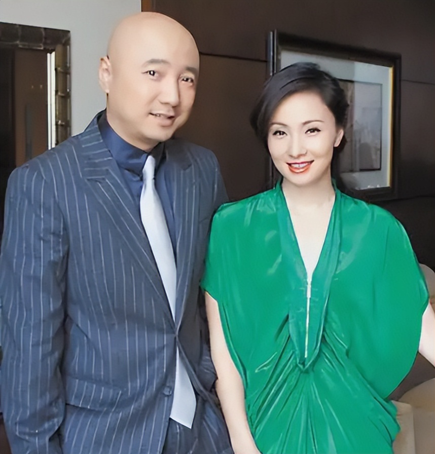 Fight for 3 babies?Huang Shengyi wears maternity clothes to hide her ...