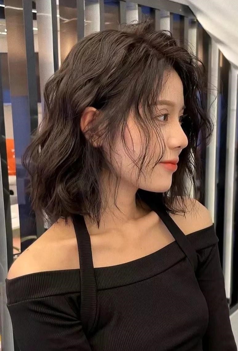 This year, a kind of curly hair is popular, called "collarbone curl ...