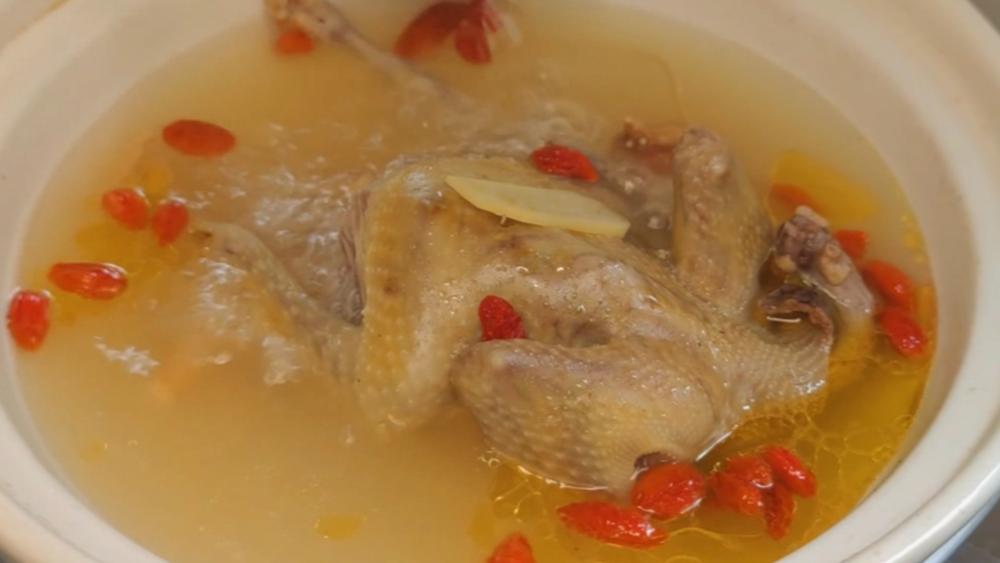 Share the secret of stewed pigeon soup, the soup is delicious and meaty ...
