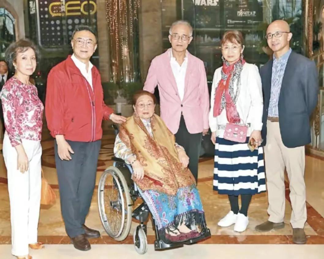 Luo Kangrui stood and took a photo with his children and was praised ...