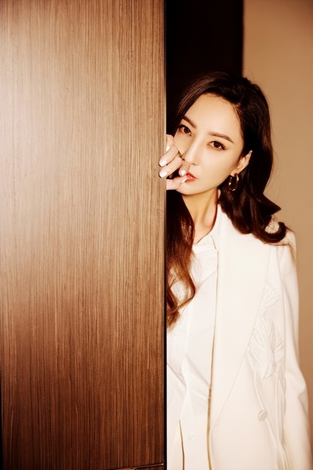 Zheng Xiyi is wearing an embroidered suit, showing fashion charm - iNEWS