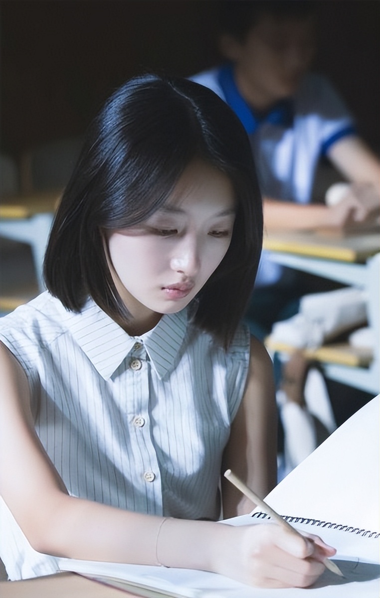 Zhou Dongyu dressed up sexy to attend the event, the moment she saw her ...