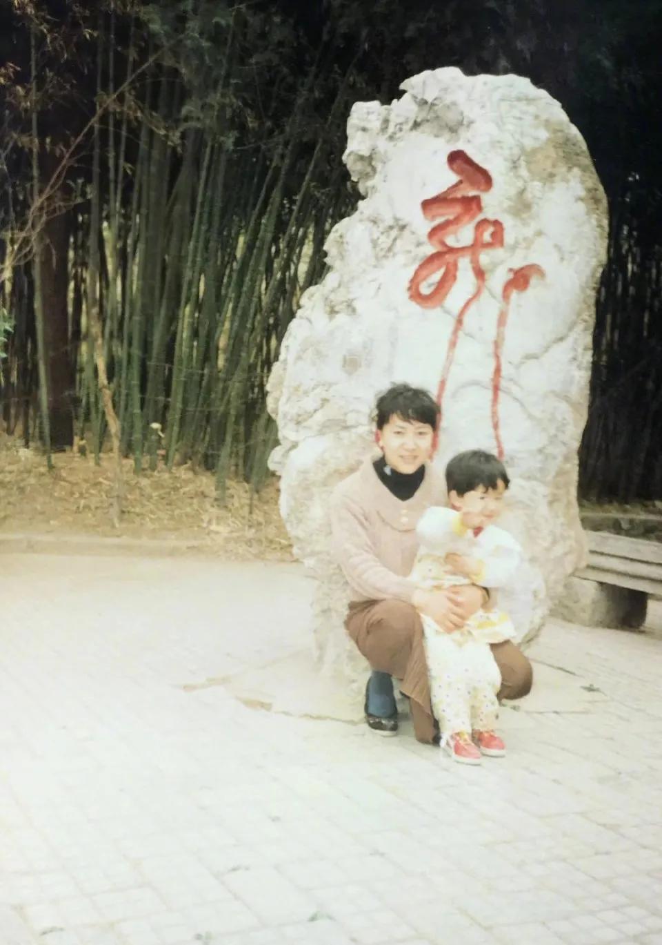 The picture of Yang Zi and her mother when she was a child, so do you ...