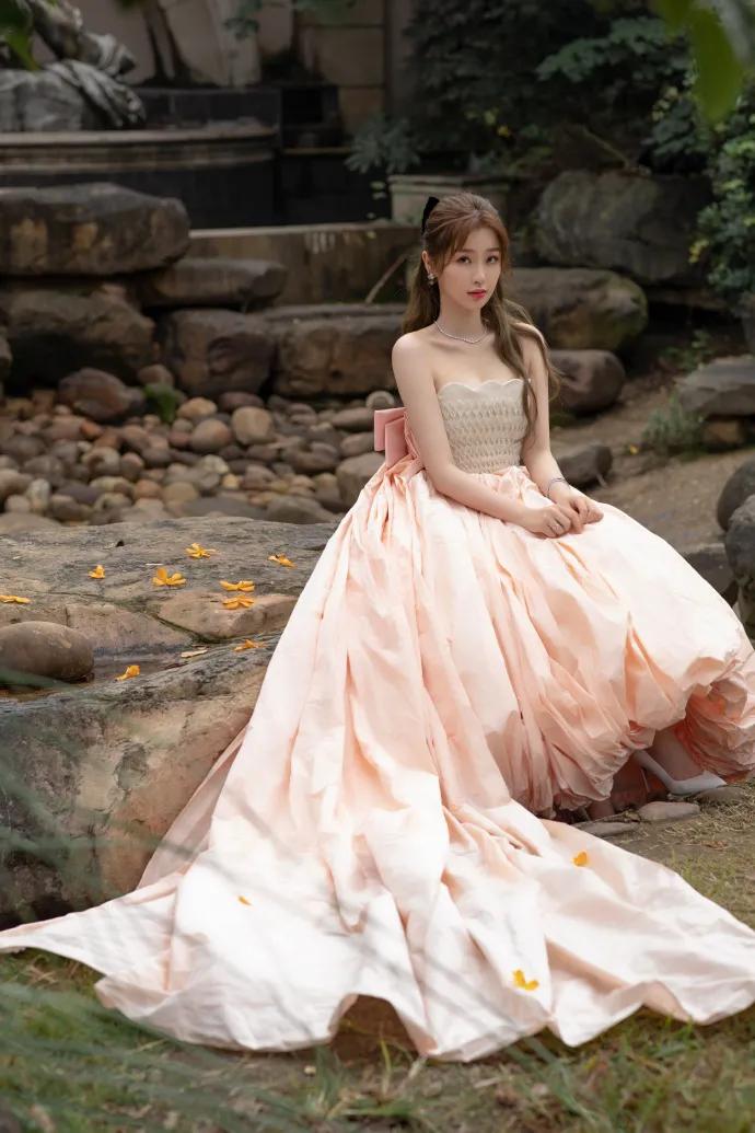 Sweet goddess Yu Shuxin - iNEWS