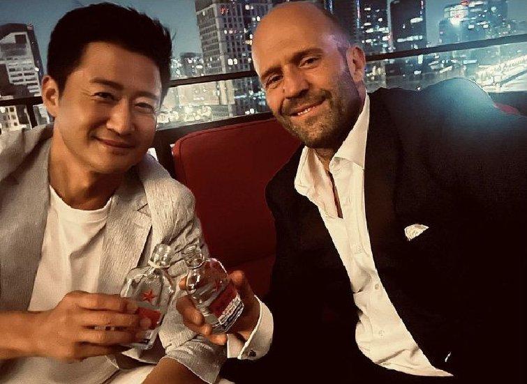 Wu Jing and Jason Statham eat dumplings on the Bund, the contrast is so ...